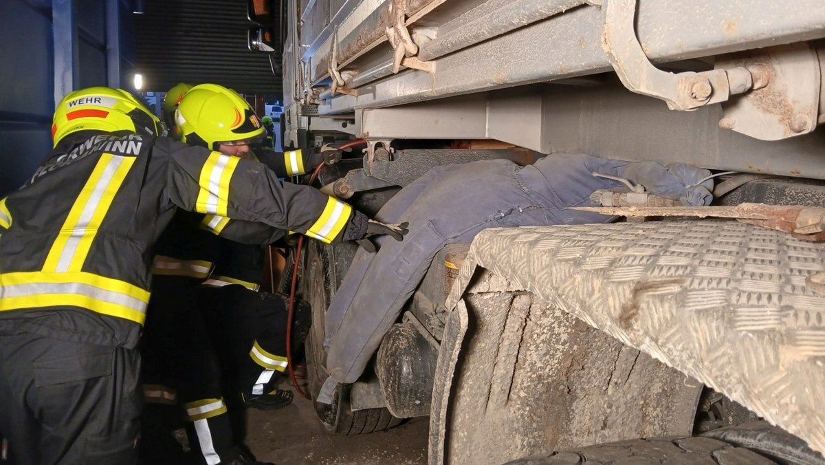 Herbstübung des Zuges St. Florian: "Person unter LKW eingeklemmt" - FF St. Florian am Inn